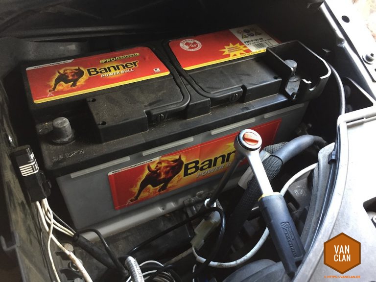 Batterie (Starterbatterie) ausbauen und tauschen beim VW T5.2 - vanclan.de